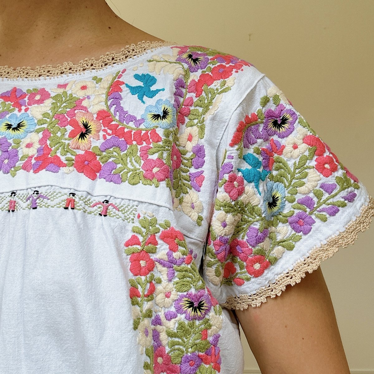 オアハカの刺繍ブラウス サン・アントニーノ fino 白地にマルチ オアハカの刺繍ブラウス サン・アントニーノ fino 白地にマルチ