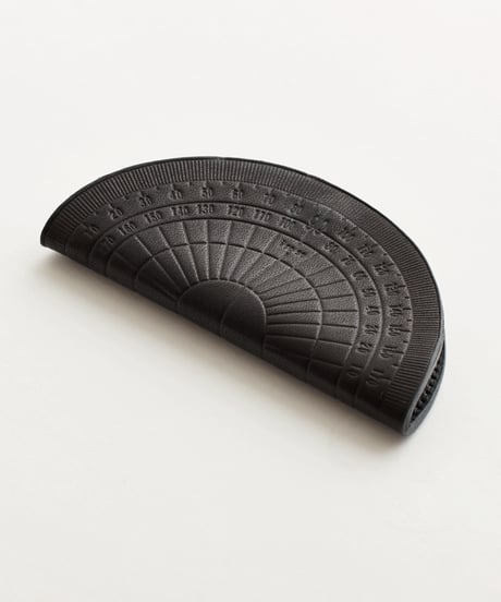 protractor coin case ( nude / black) | i ro se ...