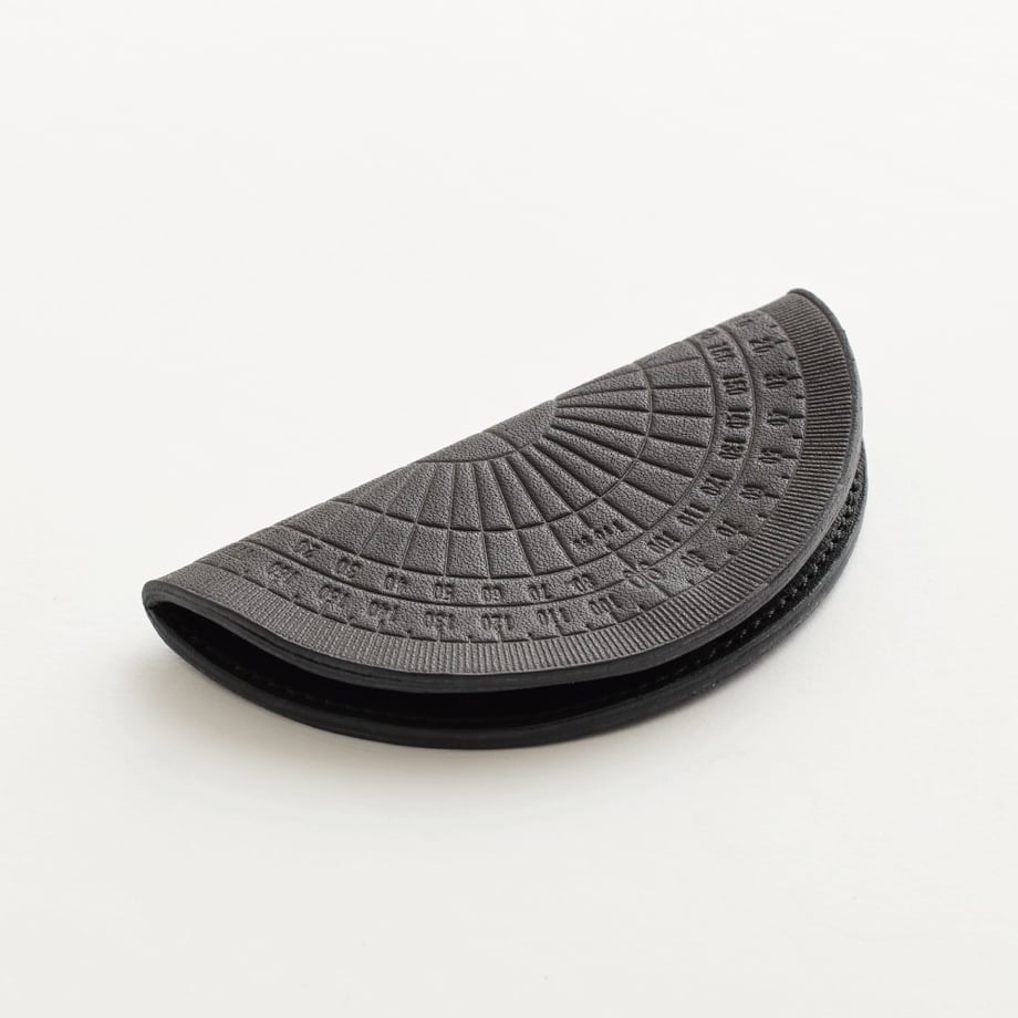 protractor coin case ( nude / black) | i ro se ...