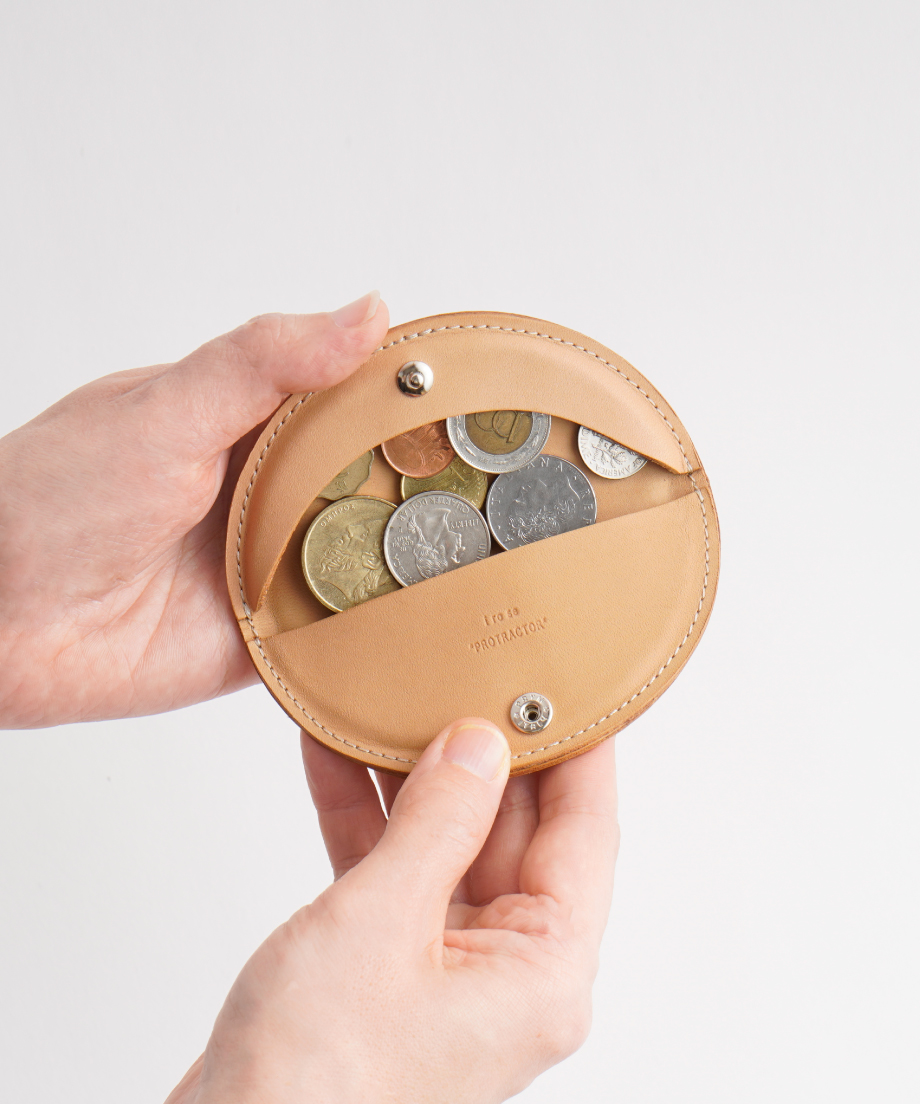 protractor coin case ( nude / black) | i ro se ...