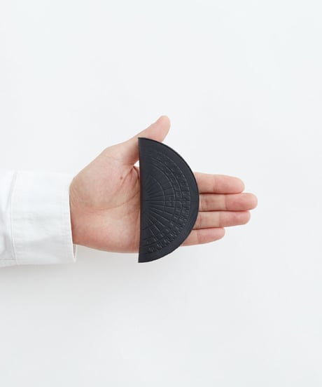 protractor coin case ( nude / black) | i ro se ...