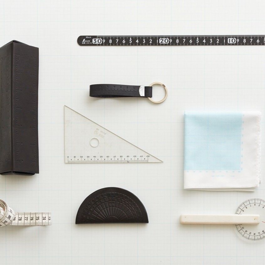 protractor coin case ( nude / black) | i ro se ...