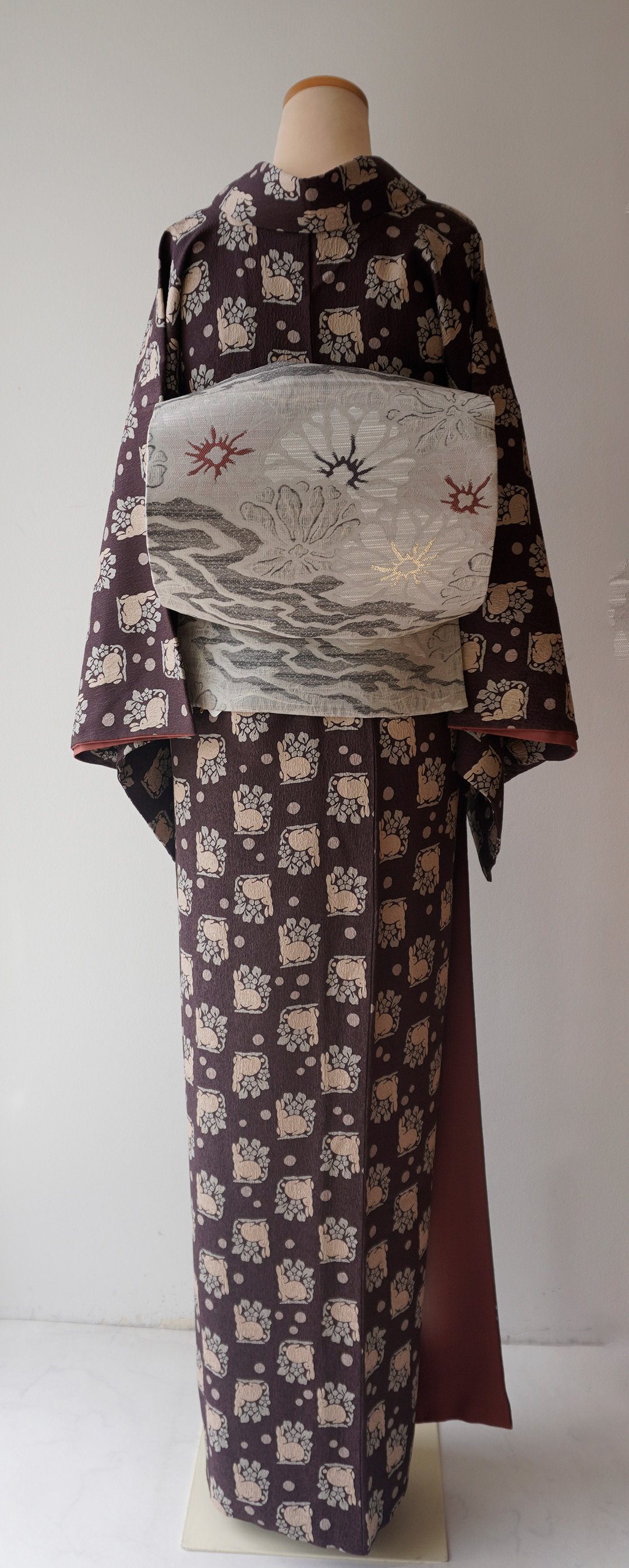 小紋の着物 袷 絹 白地のさや形の地紋に四季の花々 程 小紋の着物 袷 絹 白地のさや形の地紋に四季の花々 程