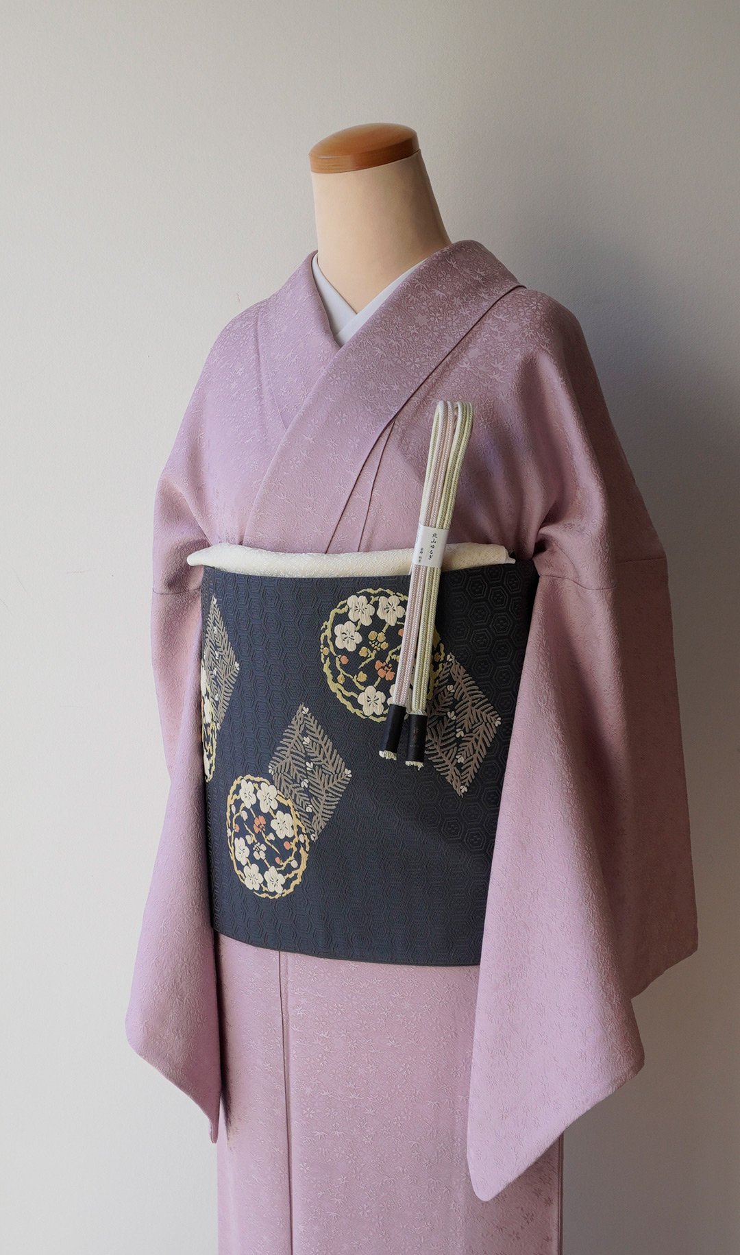 袷】京都ゑり善扱い トールサイズ 石竹色地 四季草花地紋 一つ紋 袷】京都ゑり善扱い トールサイズ 石竹色地 四季草花地紋 一つ紋