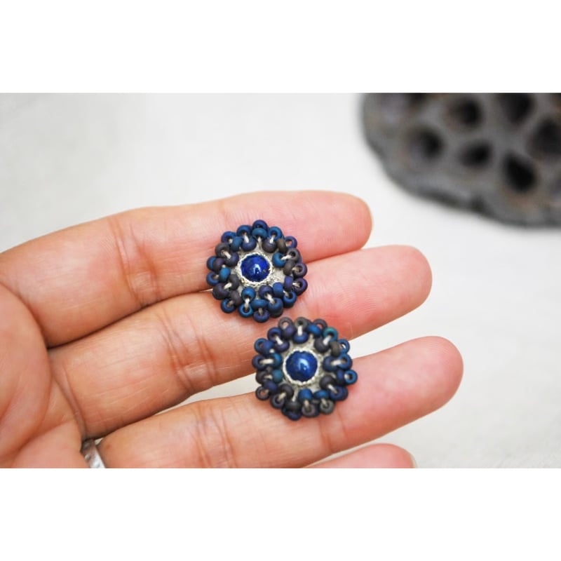 ラピスラズリと夜空色のガラスビーズの刺繍ピアス | macree ラピスラズリと夜空色のガラスビーズの刺繍ピアス | macree