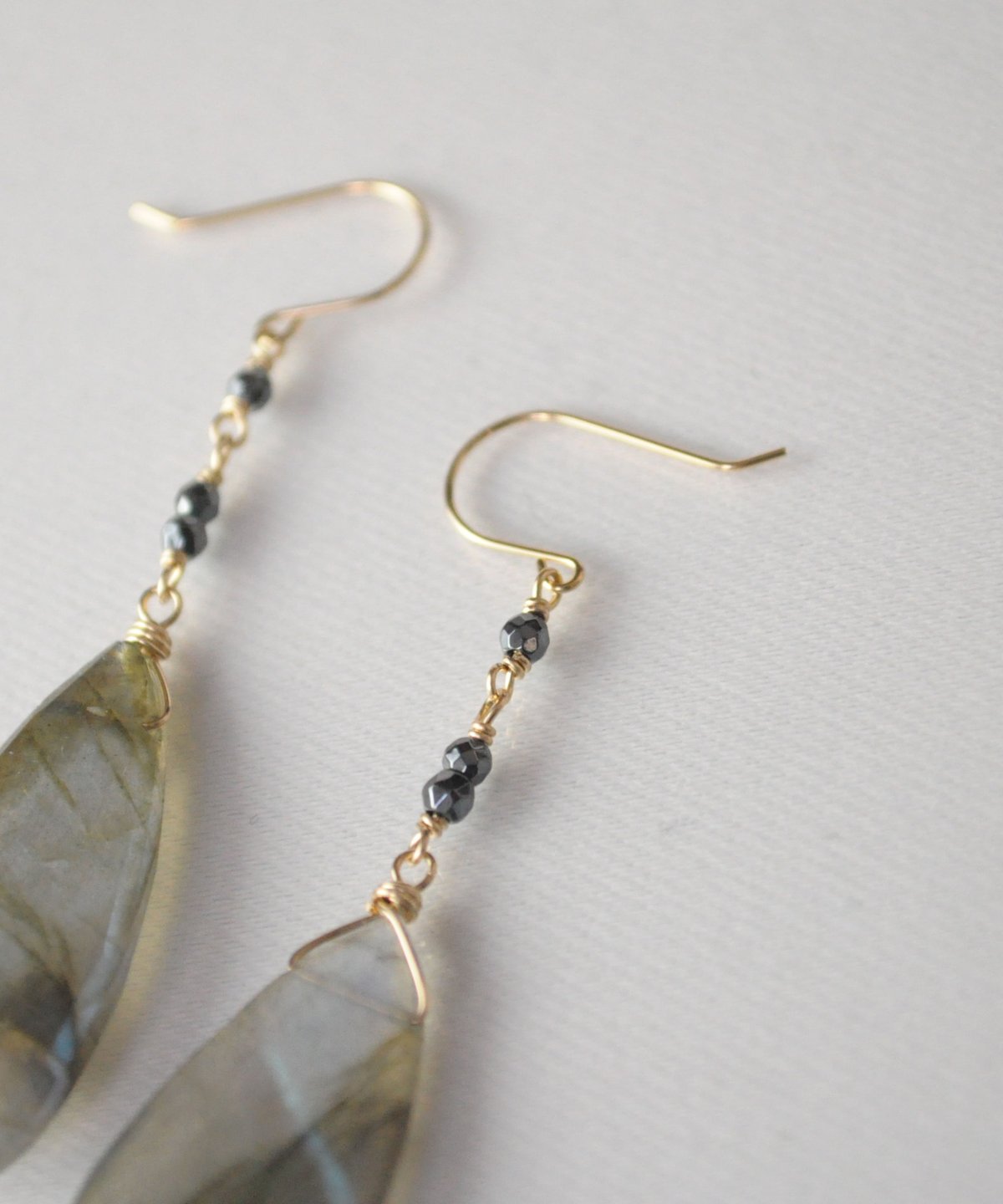 【anq.】K18/K14GF・ラブラドライトドロップカットピアス | KU-CROISSAN...