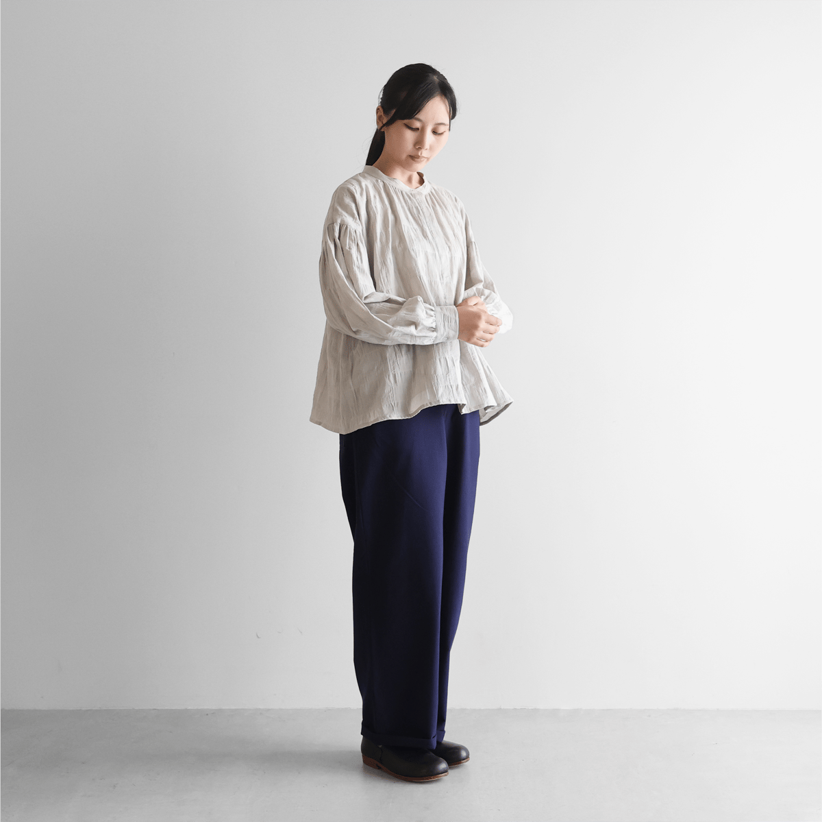 柄二重織シャトルジャガードバルーンスリーブワイドブラウス（オフグレー）【レディス】U106