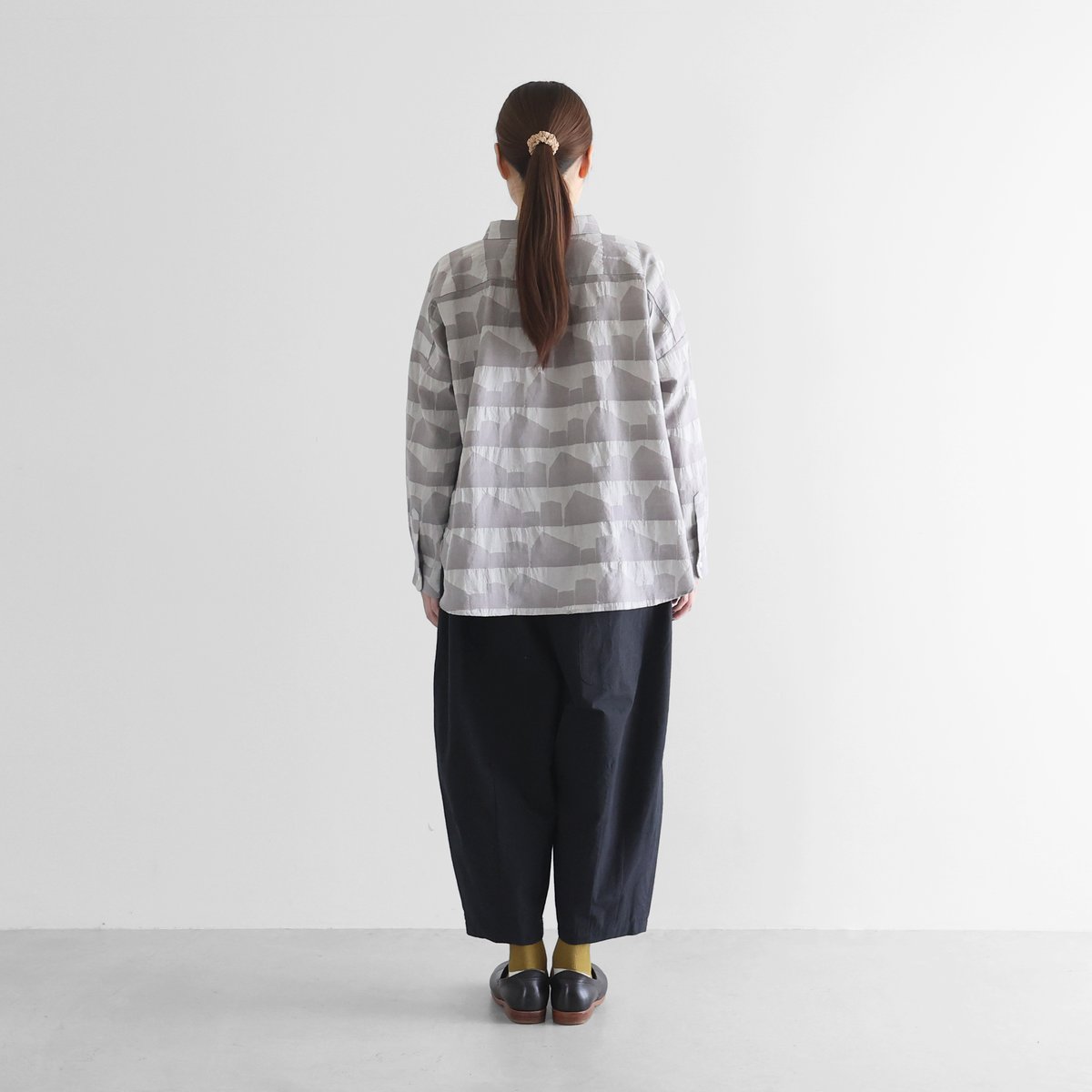 先染め朱子織シャトルジャガードワイドブラウス（ライトグレー）【レディス】U102 | HUIS...