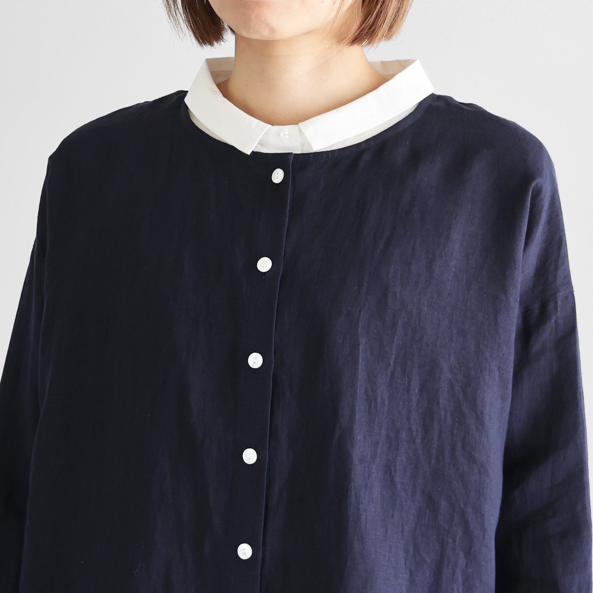 シャトルリネンショートカーディガン（ダークネイビー）【レディス】704 | HUIS onli...