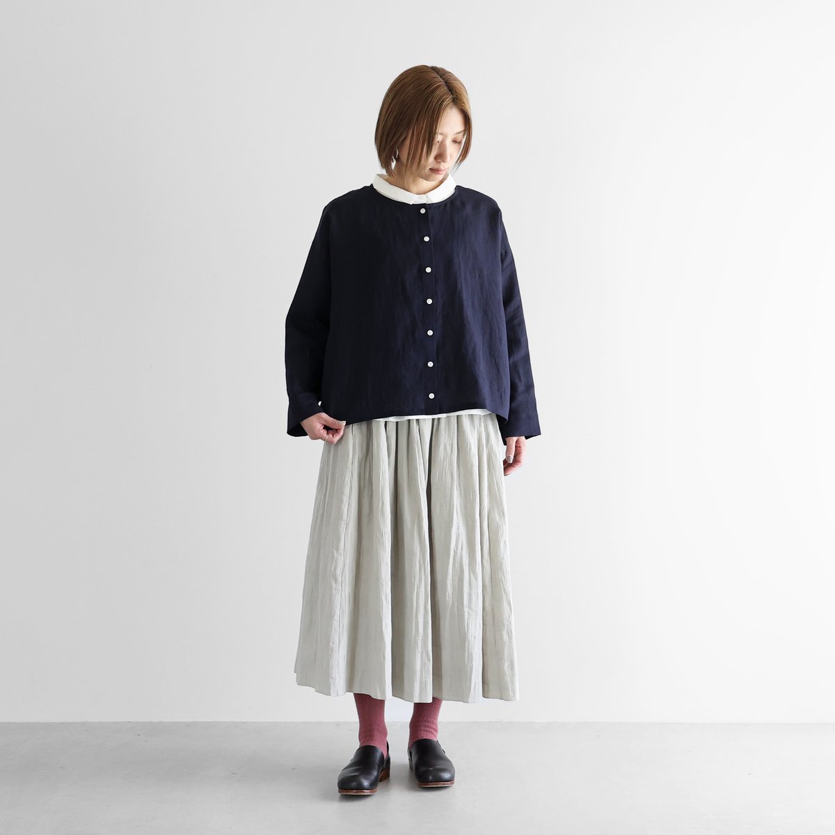 シャトルリネンショートカーディガン（ダークネイビー）【レディス】704 | HUIS onli...