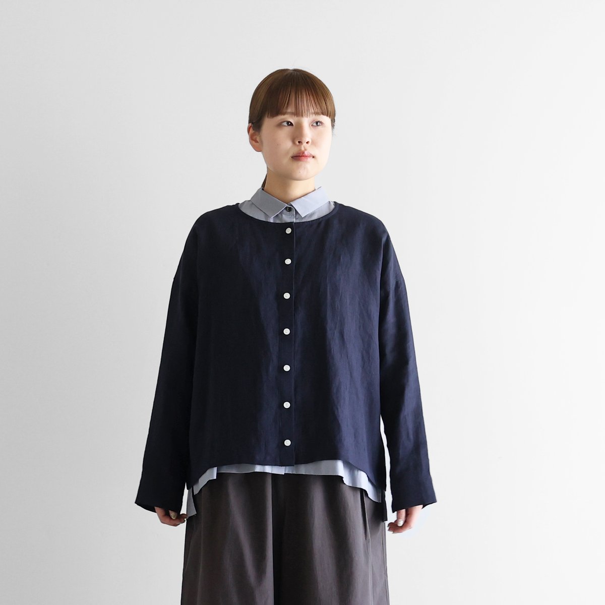 シャトルリネンショートカーディガン（ダークネイビー）【レディス】704 | HUIS onli...