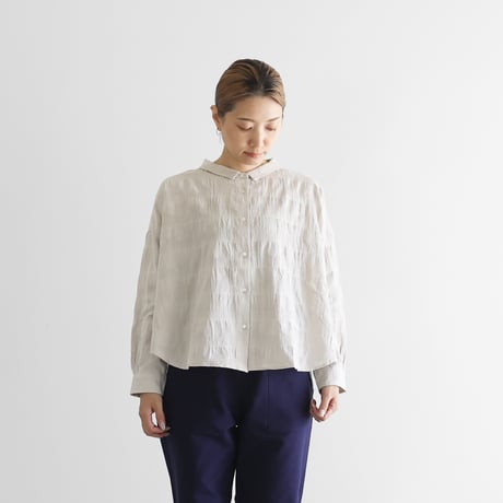 柄二重織シャトルジャガードワイドブラウス（オフグレー）【レディス】U102 | HUIS on...