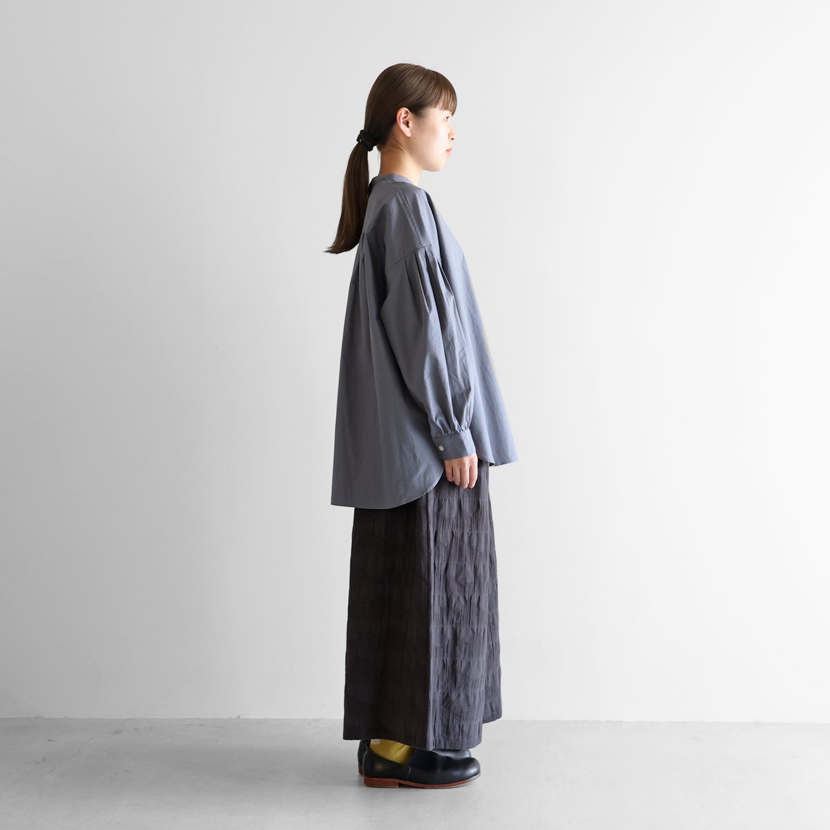 柄二重織シャトルジャガードスカートパンツ（ダークグレー）【レディス】505 | HUIS on...