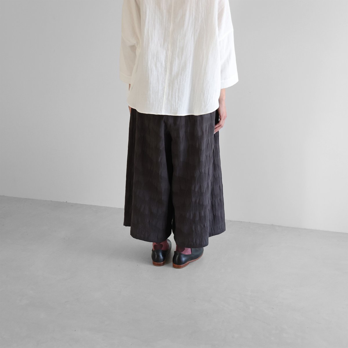 柄二重織シャトルジャガードスカートパンツ（ダークグレー）【レディス】505 | HUIS on...