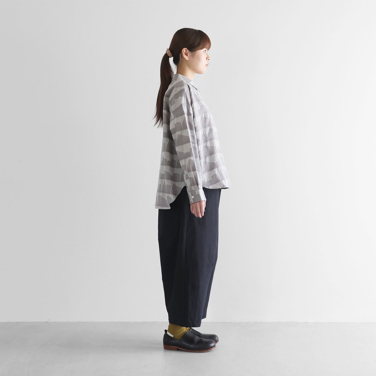 先染め朱子織シャトルジャガードワイドブラウス（ライトグレー）【レディス】U102 | HUIS...