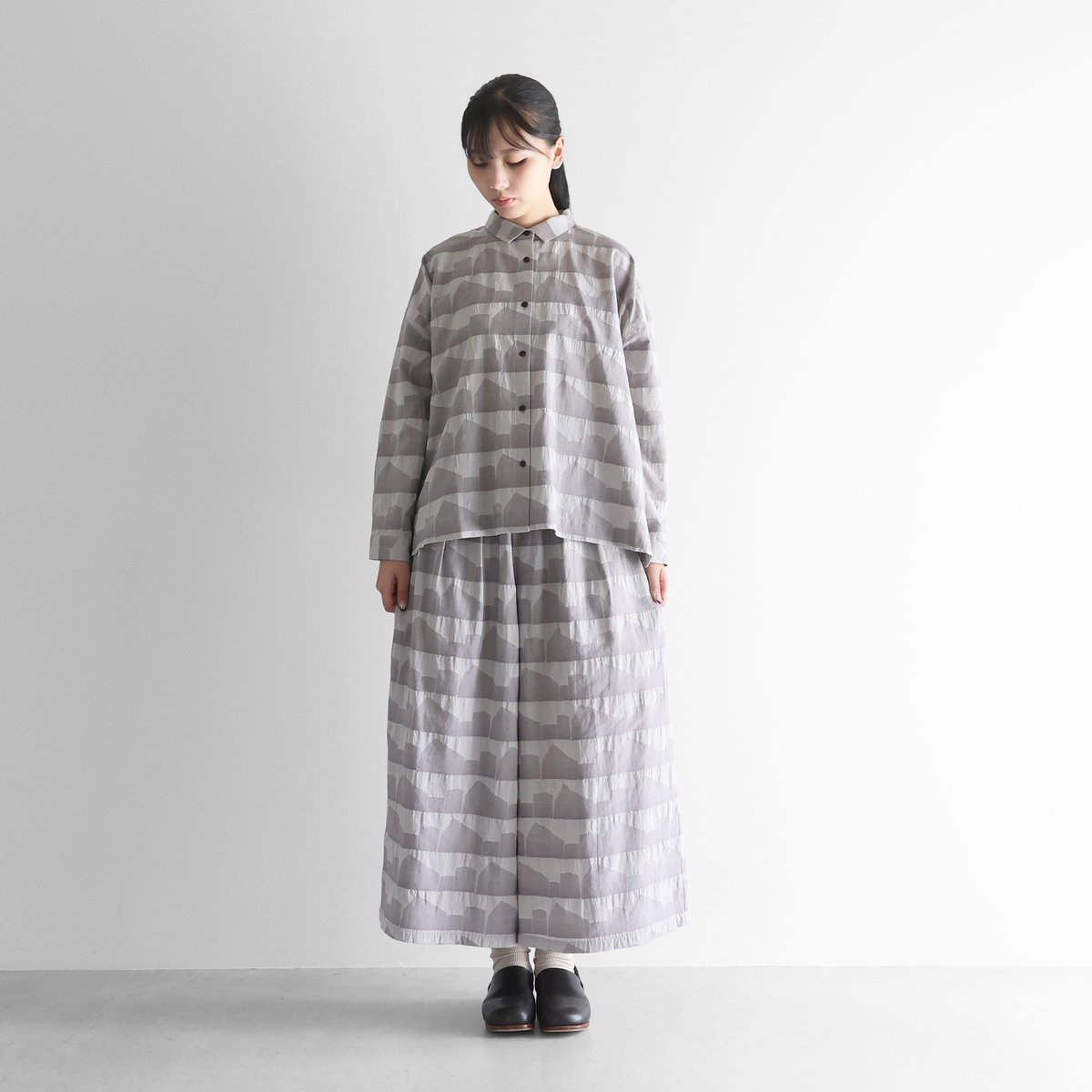 先染め朱子織シャトルジャガード（ライトグレー）【レディス】U105 | HUIS online...