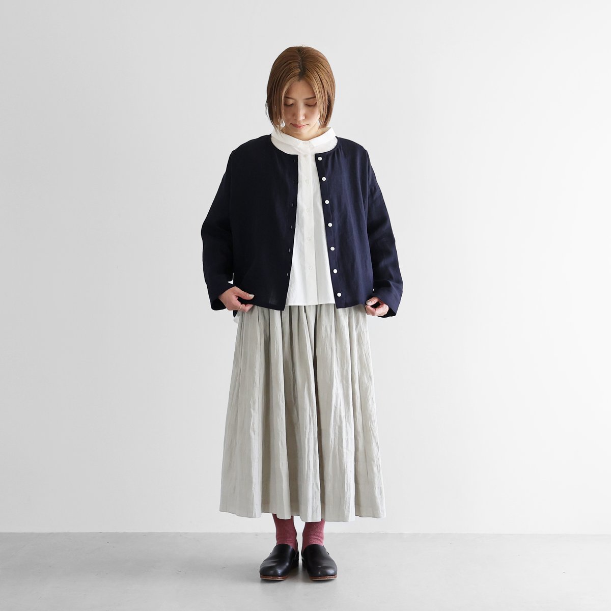 シャトルリネンショートカーディガン（ダークネイビー）【レディス】704 | HUIS onli...