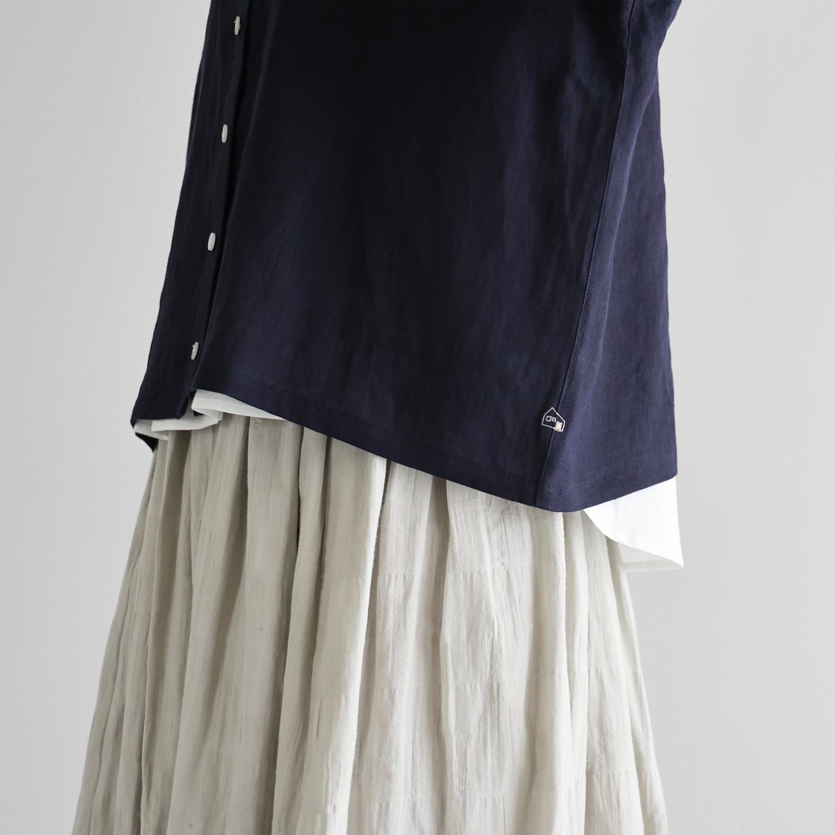 シャトルリネンショートカーディガン（ダークネイビー）【レディス】704 | HUIS onli...