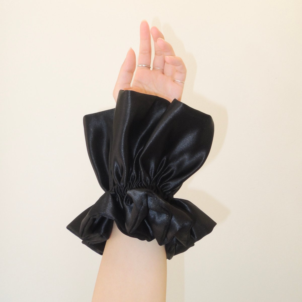 memeci / Arm scrunchie / Black | DELTA