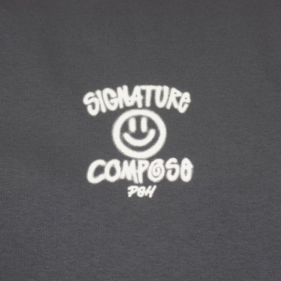 PLUS 82 HIYA / SIGNATURE TUNE SS TEE / CHARCOAL...