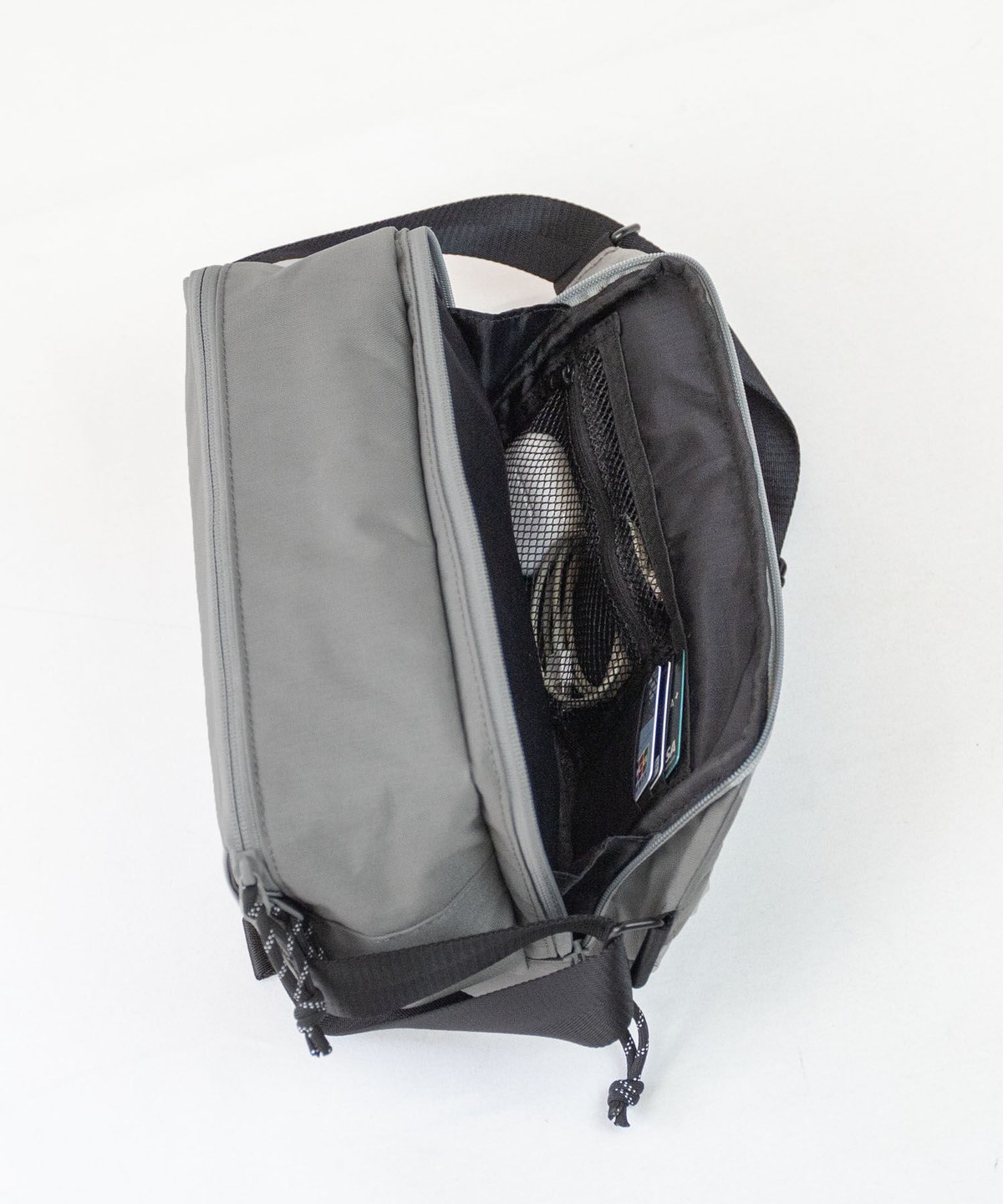 ちょっとした外出に Travel Slim Sling | wdl. | OFFICIAL ...