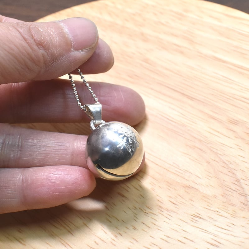 銀の鈴 ペンダントトップ 花の刻印模様 直径17mm | シルバー 銀の鈴 ペンダントトップ 花の刻印模様 直径17mm | シルバー