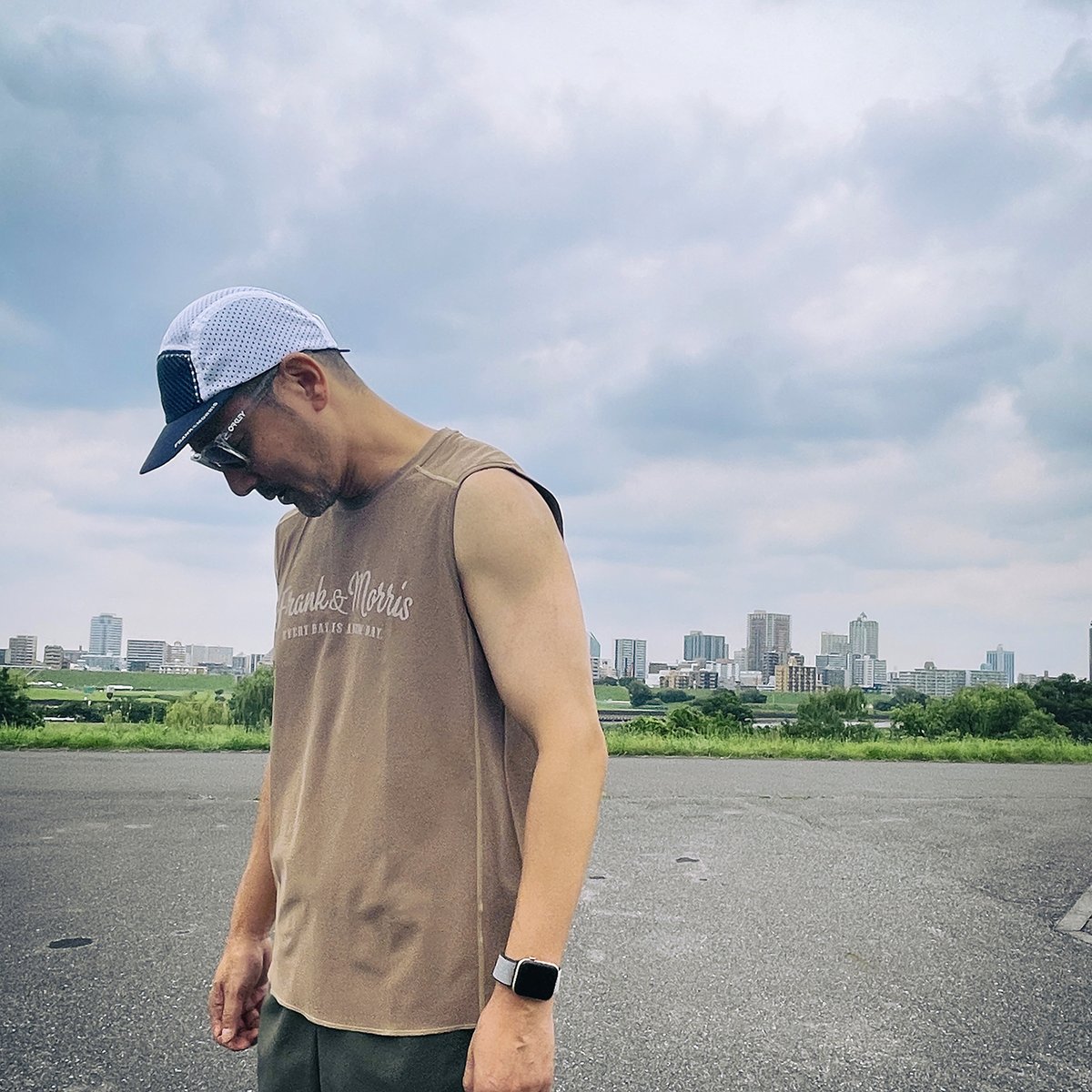 F&M SCRIPT SLEEVELESS BR / GR | FRANK&MORRIS