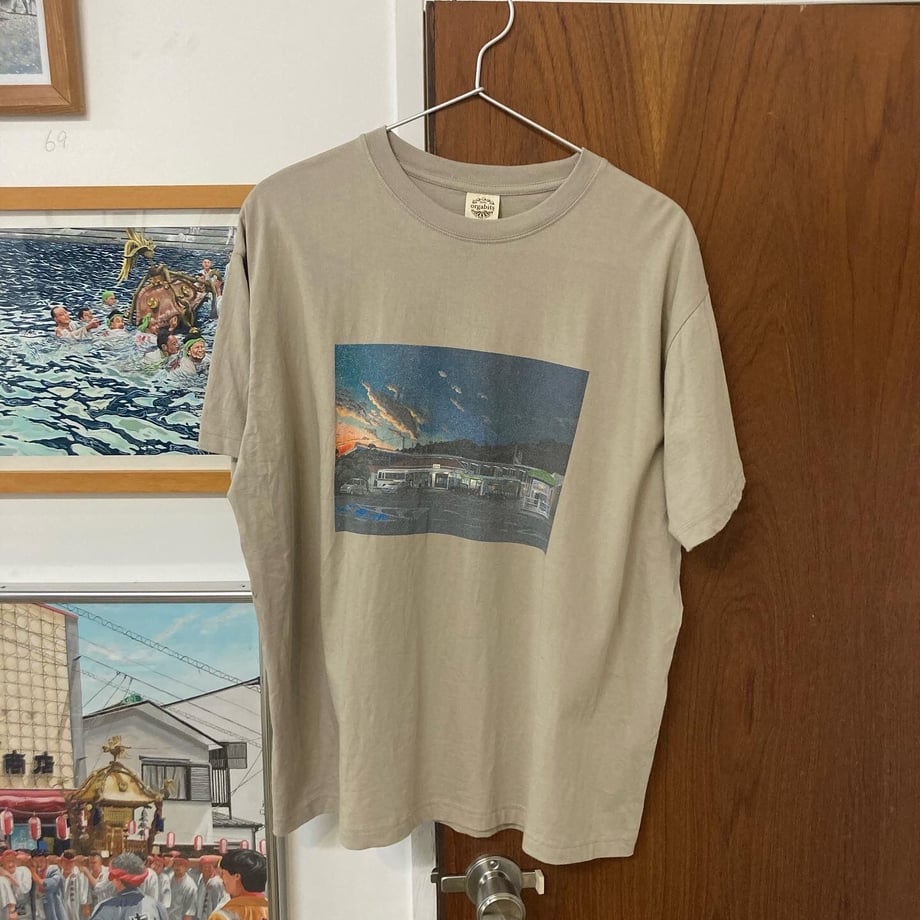 山田将志『真鶴生活景』原画展 オリジナルTシャツ | MANAZURU PUBLISHING