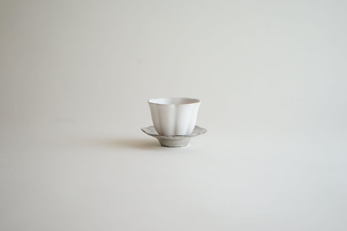 安藤雅信】黒銀彩雪型茶托 | ギャルリ百草 online store 安藤雅信】黒銀彩雪型茶托 | ギャルリ百草 online store