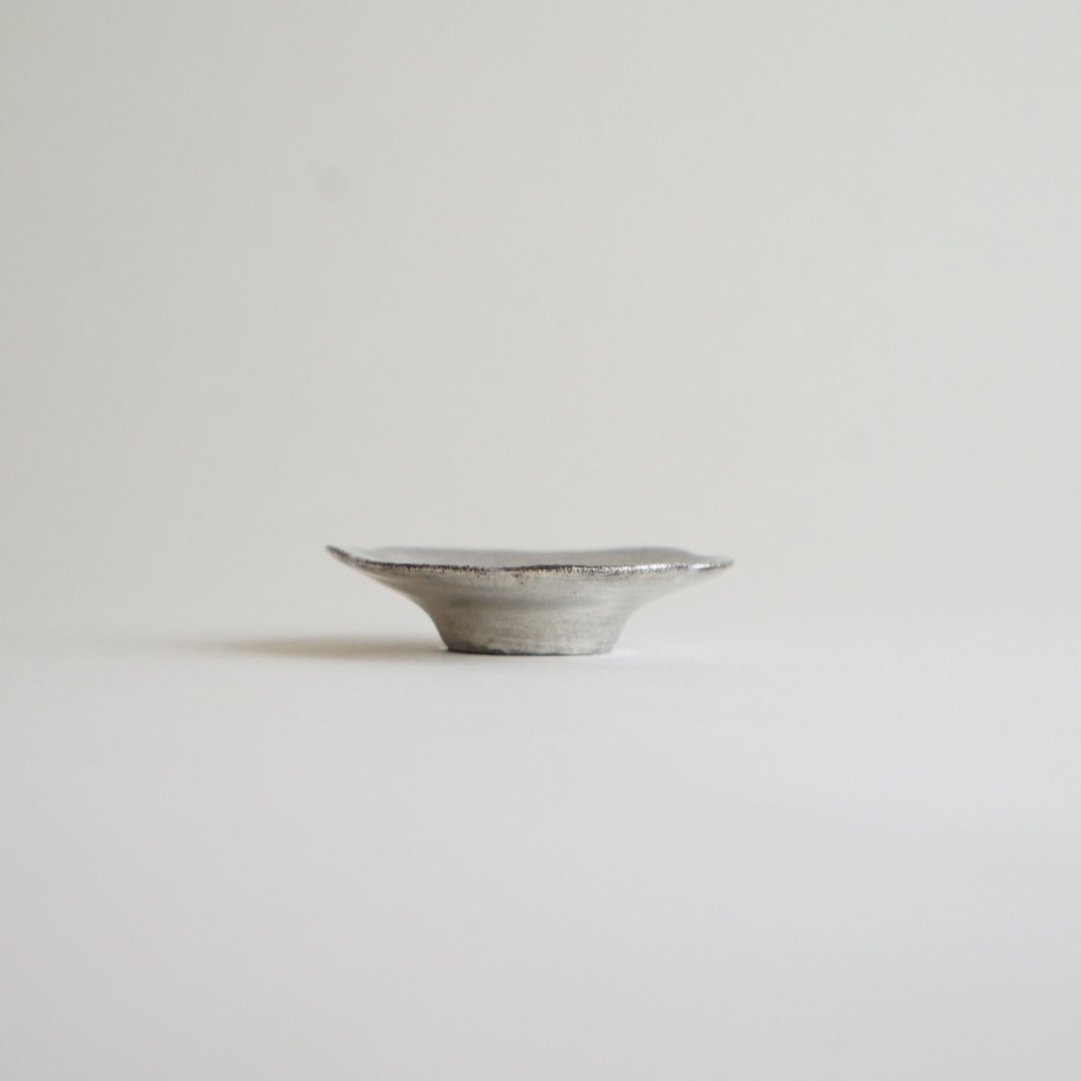 安藤雅信】黒銀彩雪型茶托 | ギャルリ百草 online store 安藤雅信】黒銀彩雪型茶托 | ギャルリ百草 online store