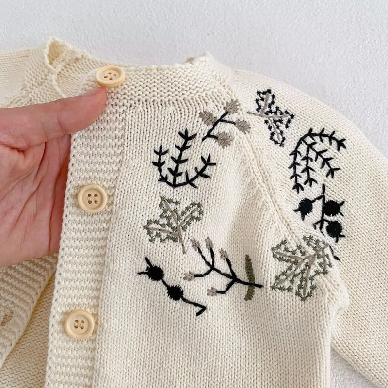アイボリー刺繍ニットカーディガンorアイレットニットサロペット アイボリー刺繍ニットカーディガンorアイレットニットサロペット
