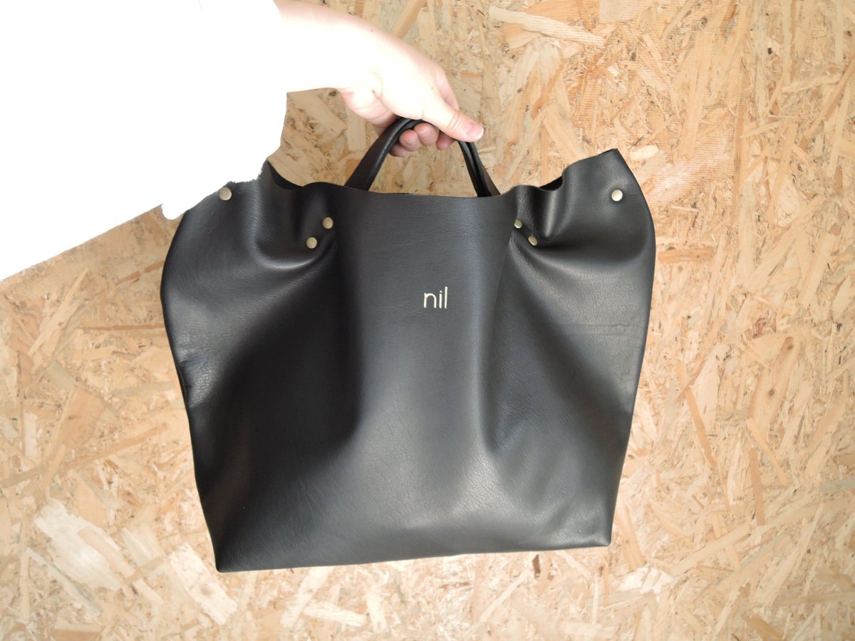 nil】レザー 2way ショルダーバッグ 金箔 箔押しロゴ入り A4収納 nil】レザー 2way ショルダーバッグ 金箔 箔押しロゴ入り A4収納