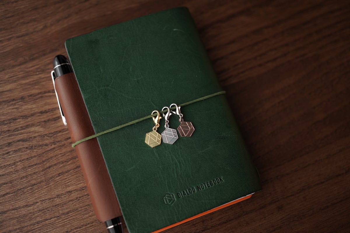 DNロゴチャーム（ゴールド・真鍮） | DIALOG NOTEBOOK STORE