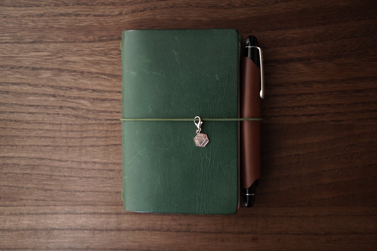 DNロゴチャーム（ピンクゴールド・真鍮） | DIALOG NOTEBOOK STORE