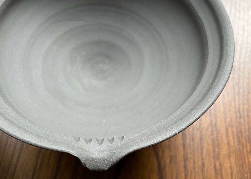 枝月窯 齋藤 有希子 黒土焼締平型宝碗 STONE | 岳間茶寮 好信楽 枝月窯 齋藤 有希子 黒土焼締平型宝碗 STONE | 岳間茶寮 好信楽