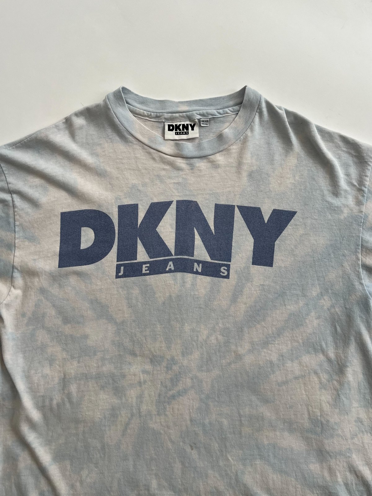 90s DKNY tye dye logo print T-shirt | sui & shara 90s DKNY tye dye logo print T-shirt | sui & shara