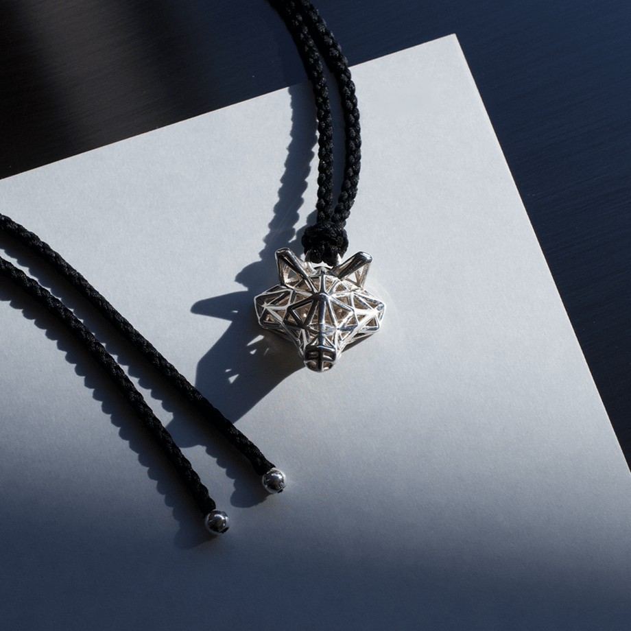 Wolf mesh silk cord necklace | Grayscale