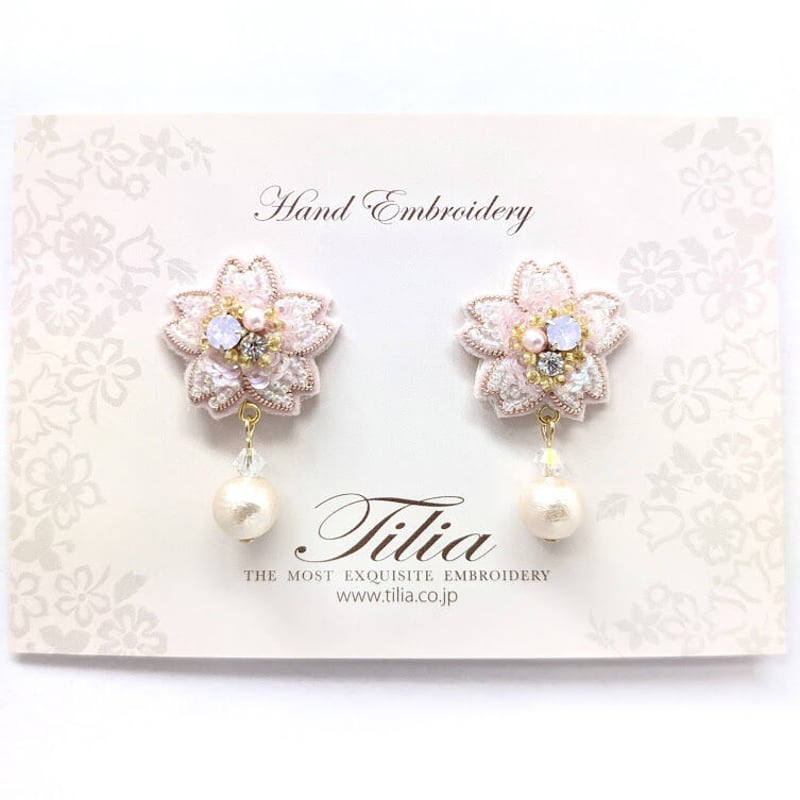 コットンパールが揺れる桜イヤリング | tilia コットンパールが揺れる桜イヤリング | tilia