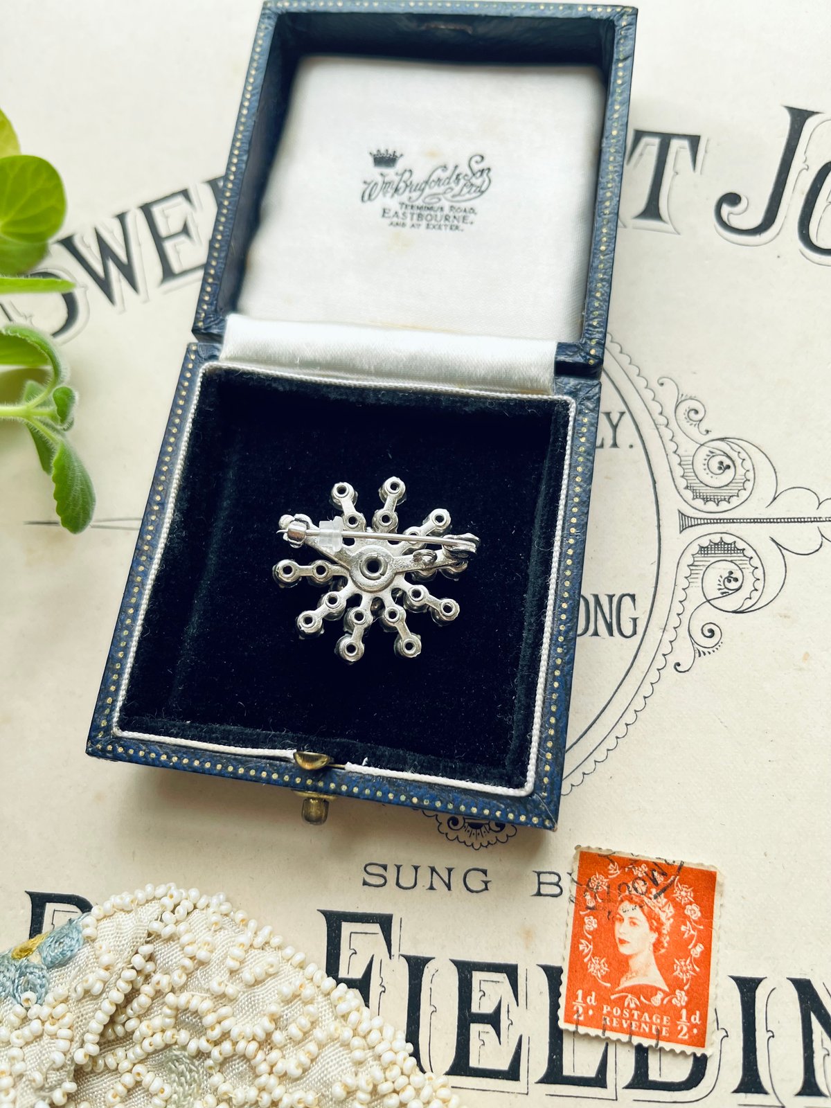 ab-427/アイリスガラスの星のブローチ | PISKEY -イギリスのふるいものかわいいもの-