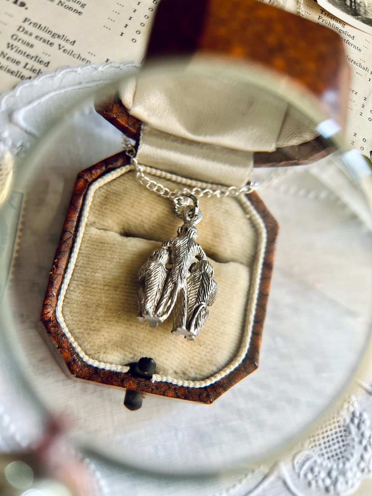 ab-507/シルバー製 見ざる聞かざる言わざる 三猿のチャーム | PISKEY -イギリ...