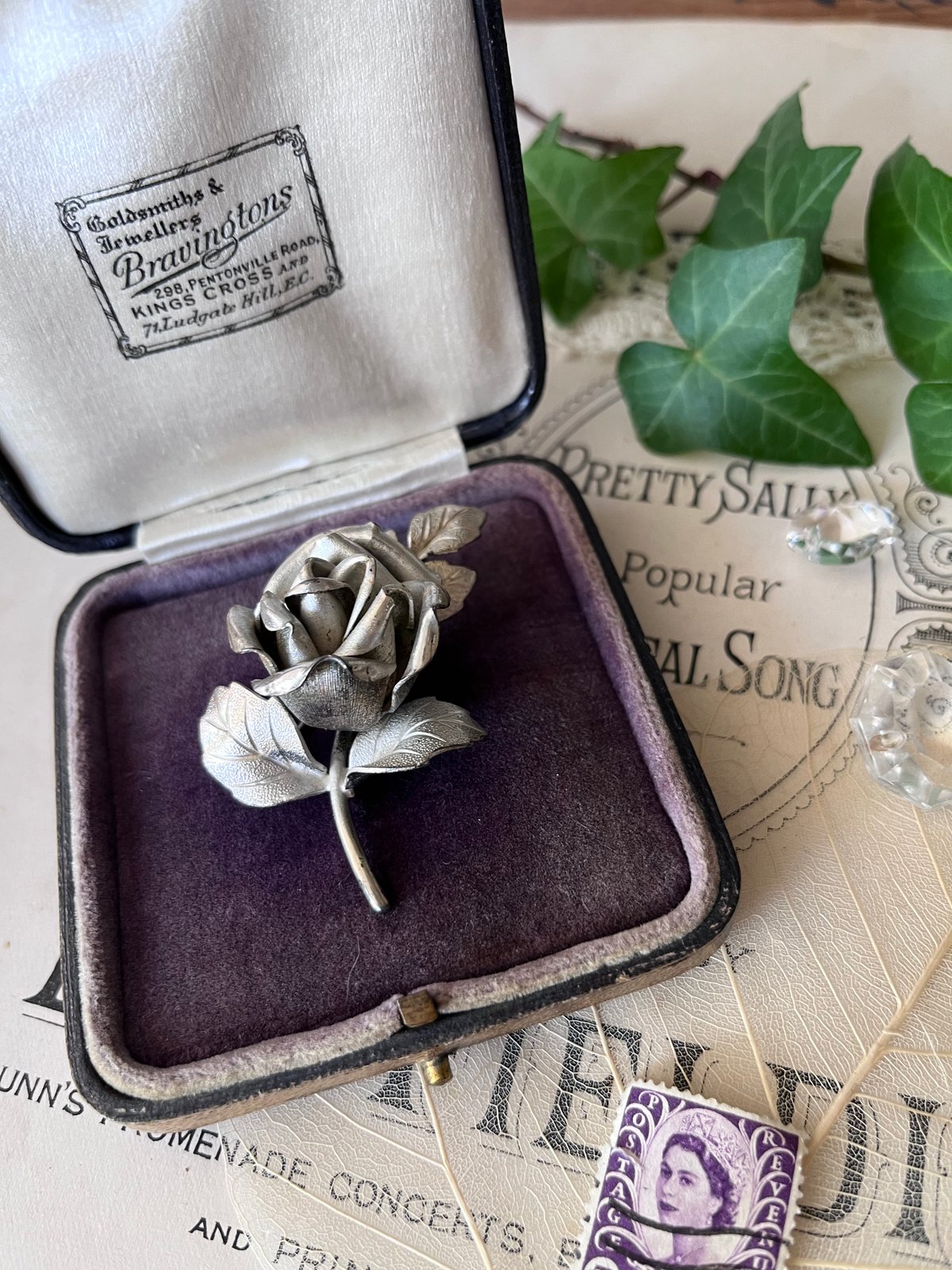 ab-344/メタル製 一輪の薔薇のブローチ | PISKEY -イギリスのふるいものかわい...