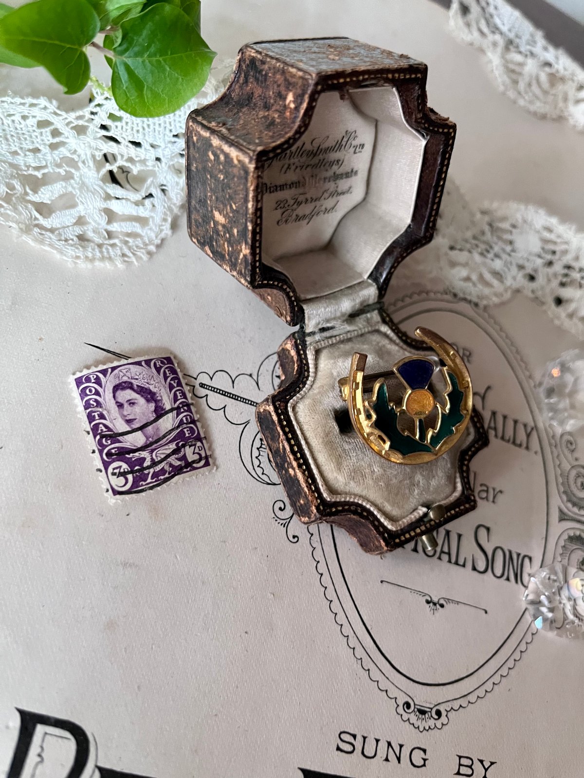 ab-312/ エナメル製 ホースシューとシスル(あざみ）のブローチ | PISKEY -イ...