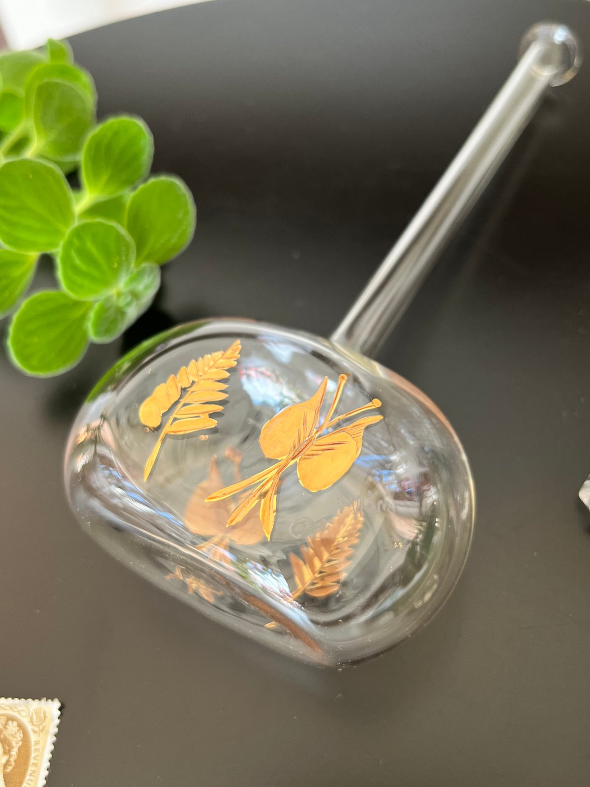 o-166/蝶々とリーフ模様 手吹きガラスの一輪挿し | PISKEY -イギリスのふるいも...