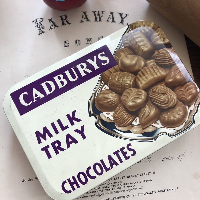 ○o-21/CADBURYS チョコレート缶 | PISKEY -イギリスのふるい ○o-21/CADBURYS チョコレート缶 | PISKEY -イギリスのふるい