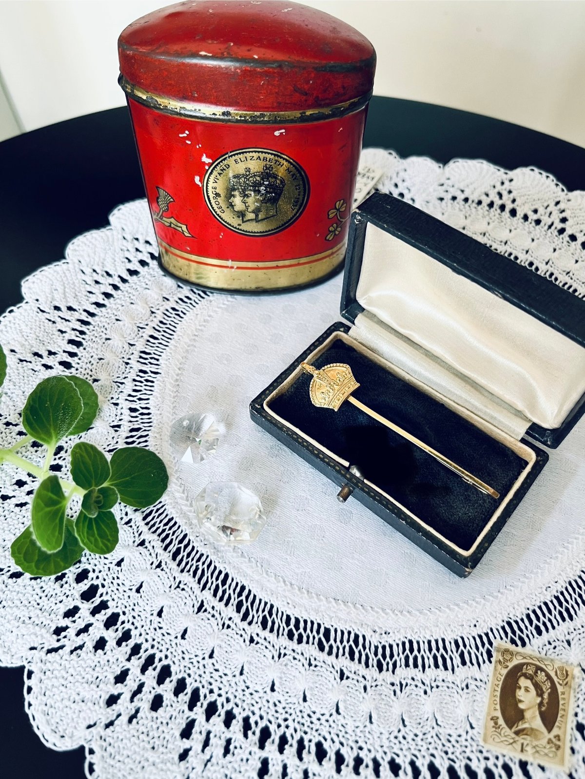 ab-525/ジョージ6世戴冠記念 王冠のスティック型ブローチ | PISKEY -イギリス...