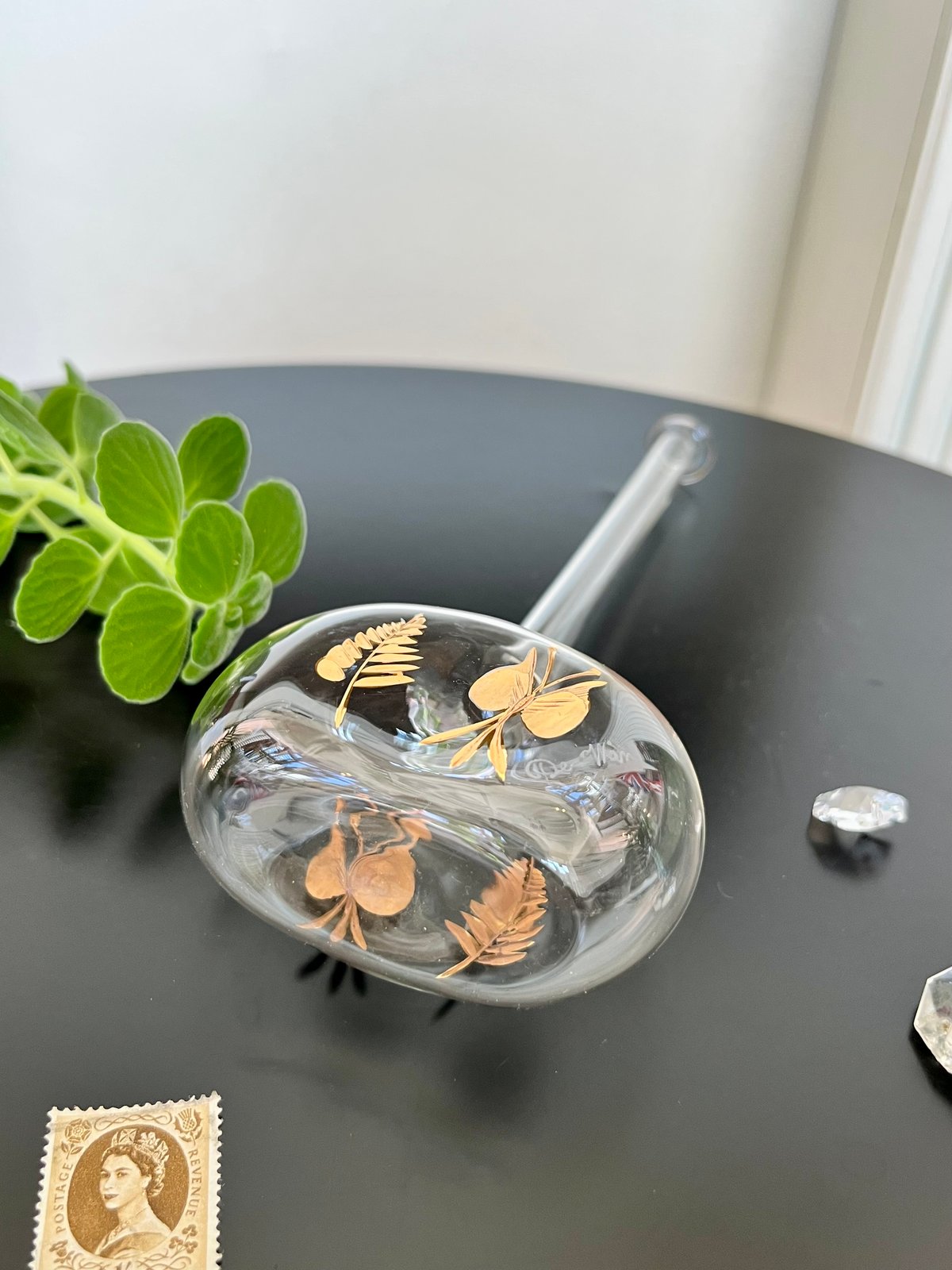 o-166/蝶々とリーフ模様 手吹きガラスの一輪挿し | PISKEY -イギリスのふるいも...