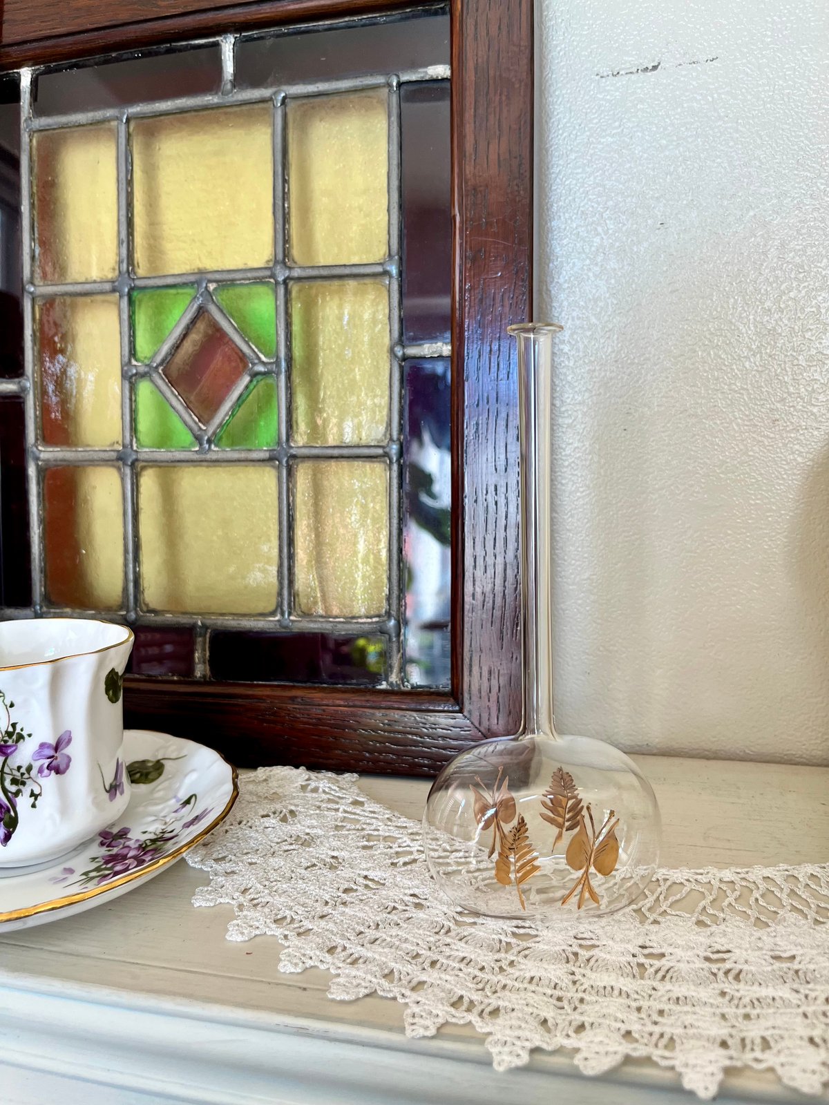 o-166/蝶々とリーフ模様 手吹きガラスの一輪挿し | PISKEY -イギリスのふるいも...