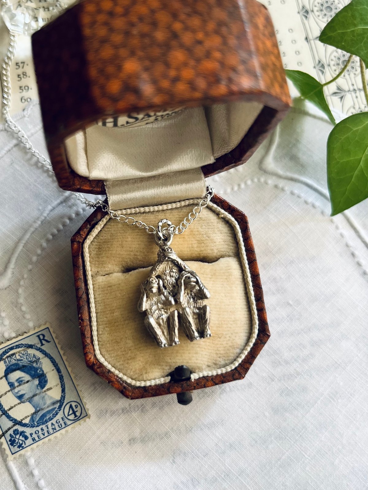 ab-507/シルバー製 見ざる聞かざる言わざる 三猿のチャーム | PISKEY -イギリ...