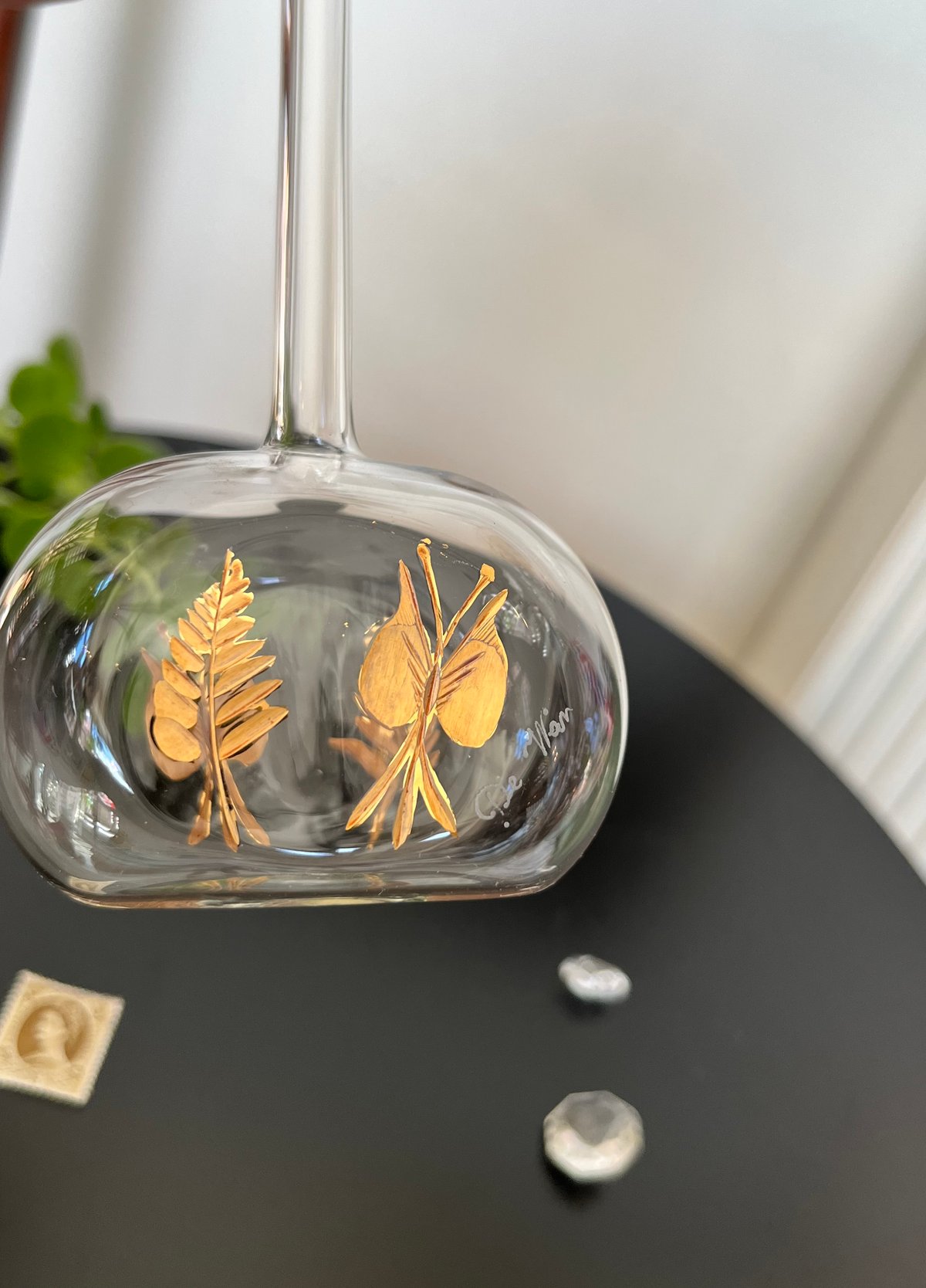 o-166/蝶々とリーフ模様 手吹きガラスの一輪挿し | PISKEY -イギリスのふるいも...