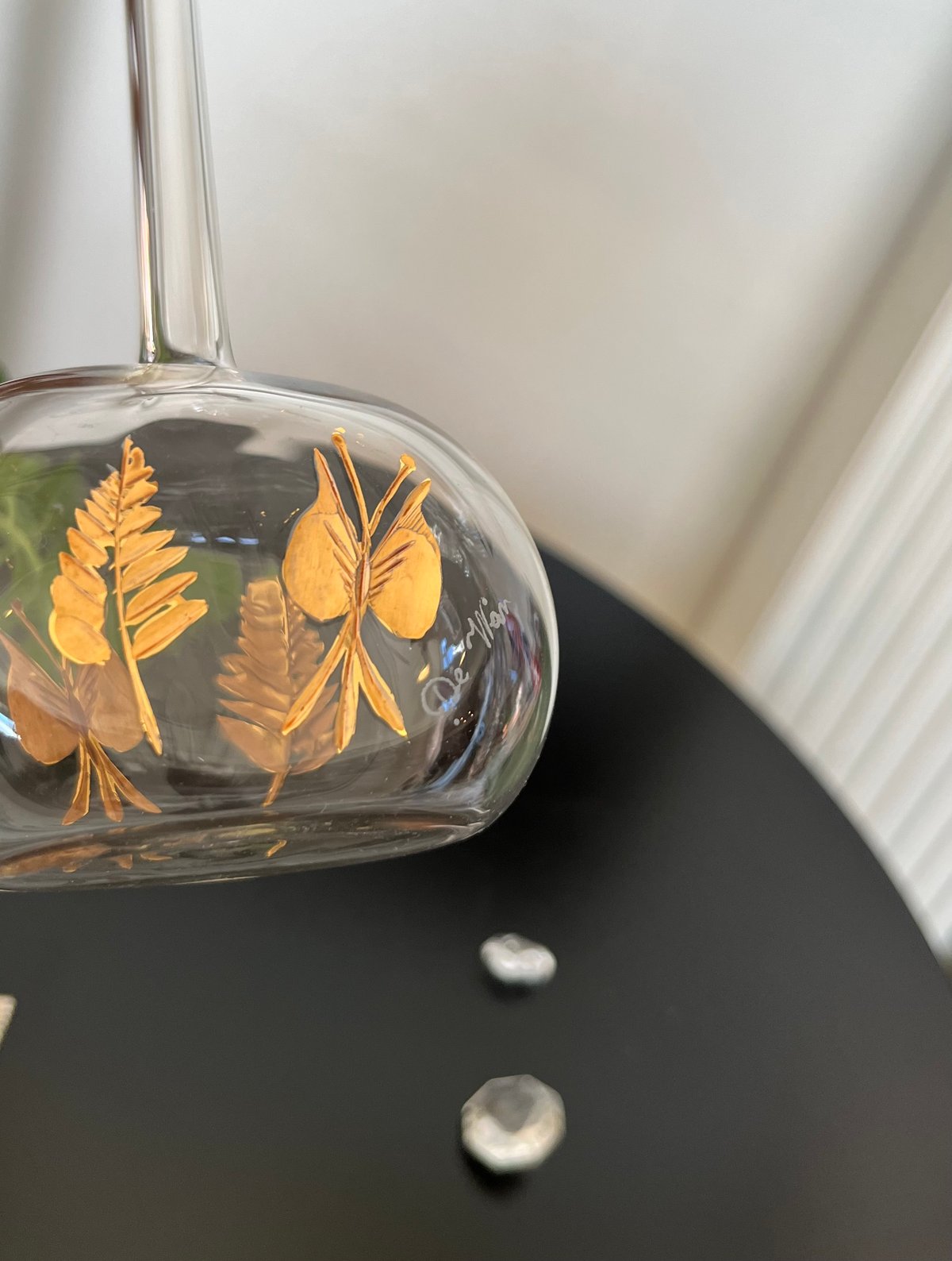 o-166/蝶々とリーフ模様 手吹きガラスの一輪挿し | PISKEY -イギリスのふるいも...